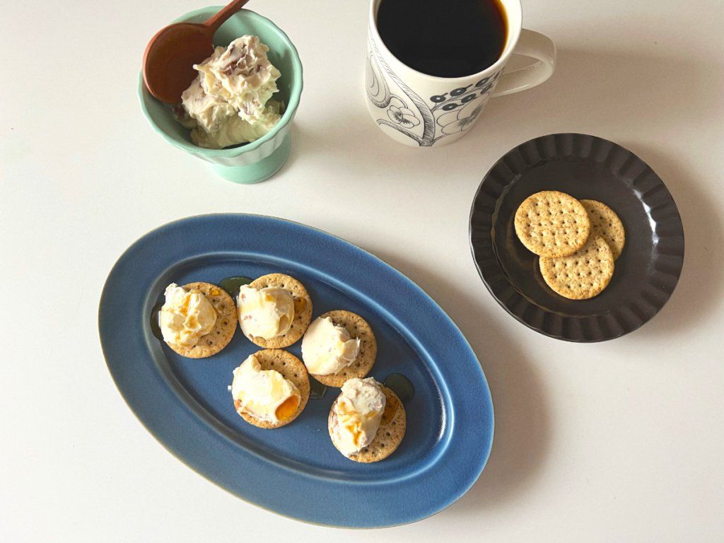 ザクザク食感のくるみがアクセント！簡単クリームチーズクラッカー【渡辺友美子のコーヒーに合うお菓子のレシピ vol.27 〜レシピで旅するヨーロッパ〜】 | TRILL【トリル】