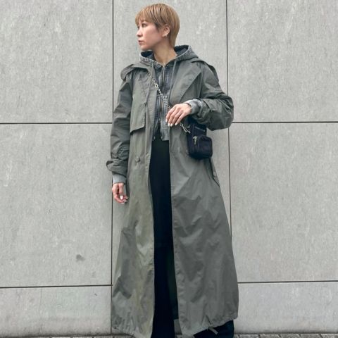 INSCRIREのトレンチに個性派スニーカーで春はスポーティに【365 DAYS SNAP】PR 萩原美緒さんの私服 | TRILL【トリル】