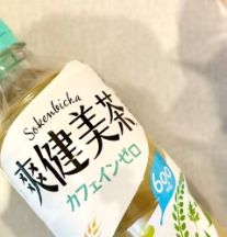 夫が机の上に放置する『ペットボトル』→妻の“ちょっとした一工夫”で…「CMばりに美しい」「センスの塊」 | TRILL【トリル】