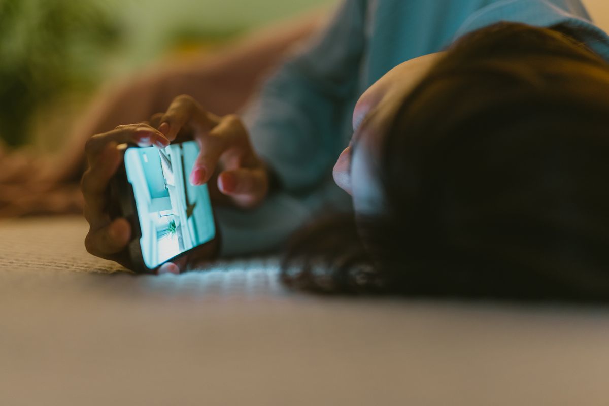 限界まで下げても明るいかも…→解決【iPhone】標準の明るさ調節より“さらに暗く”できるの、知ってた？ | TRILL【トリル】