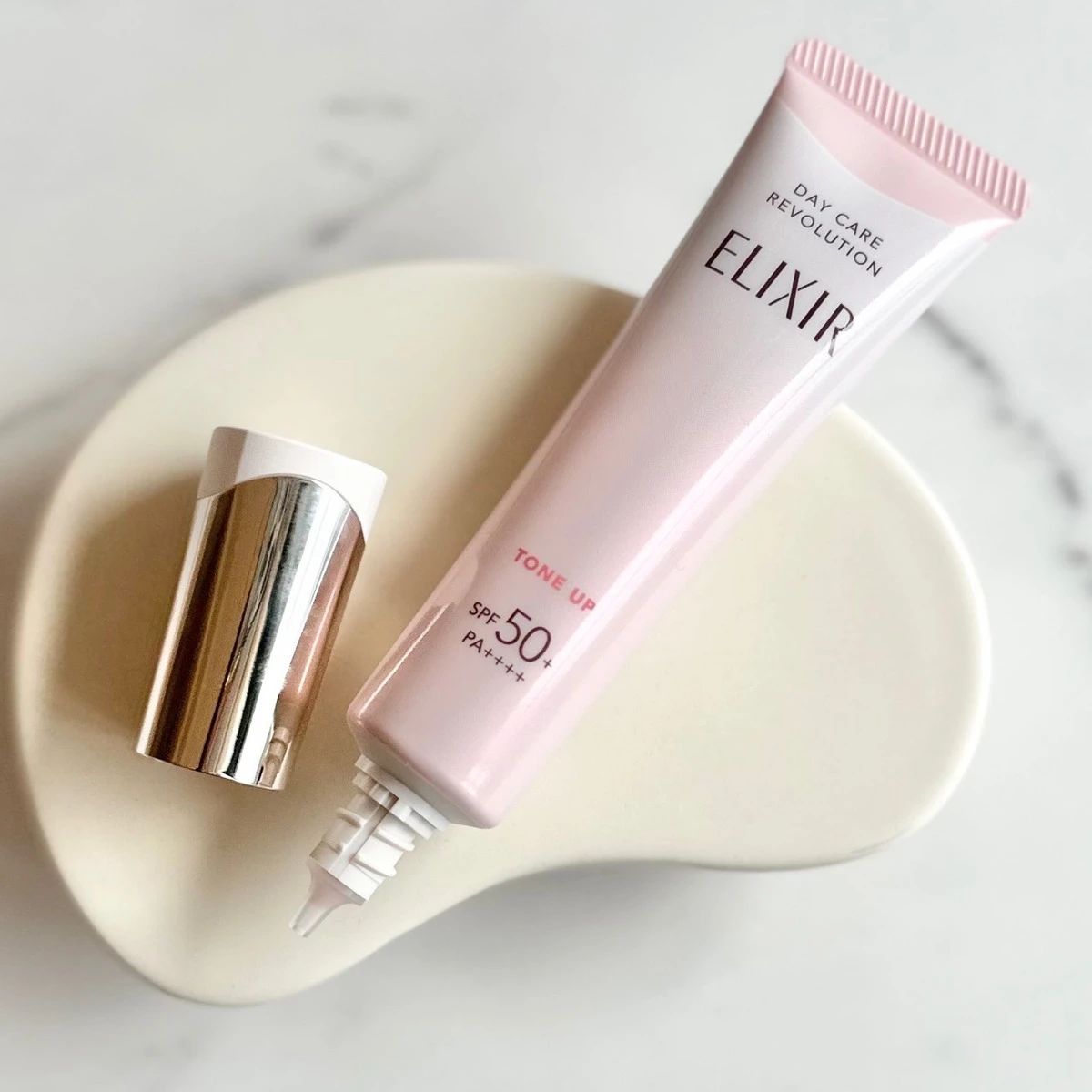 エリクシールの人気UV乳液からトーンアップタイプが登場！1本3役の高機能でくすみを瞬時にカバー | TRILL【トリル】