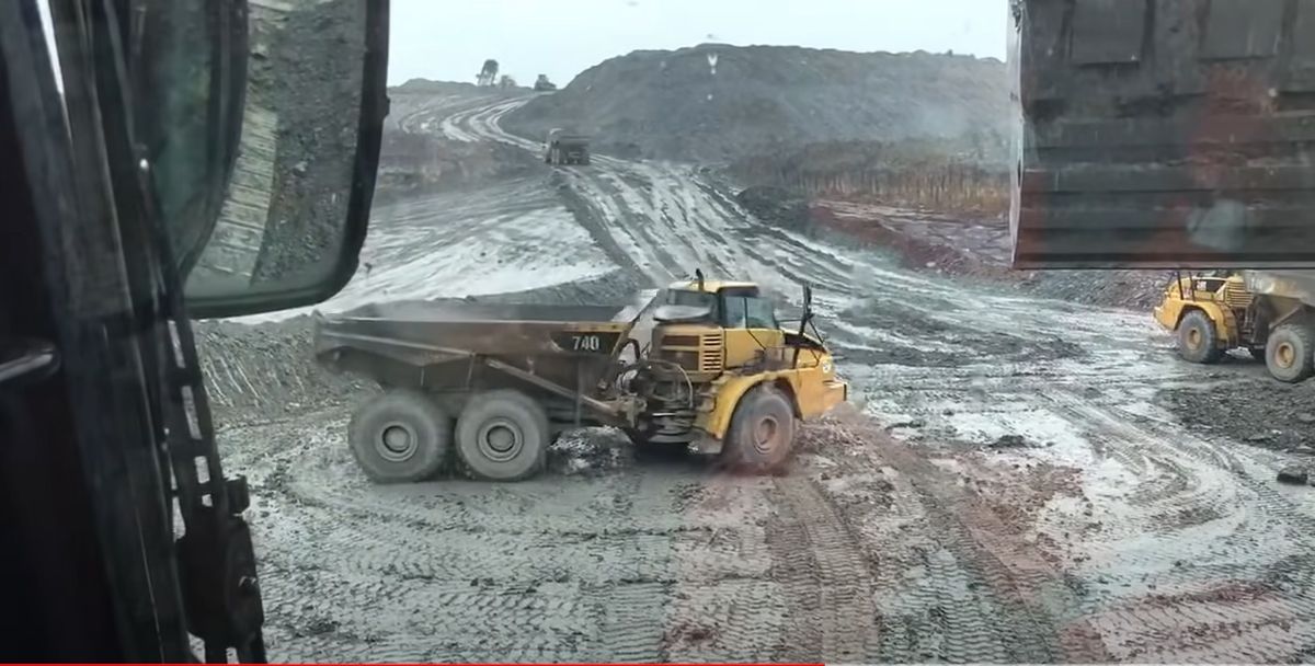 超絶テクニック！40トンのモンスターダンプで作業中に完璧なドリフトを決める動画！ | TRILL【トリル】