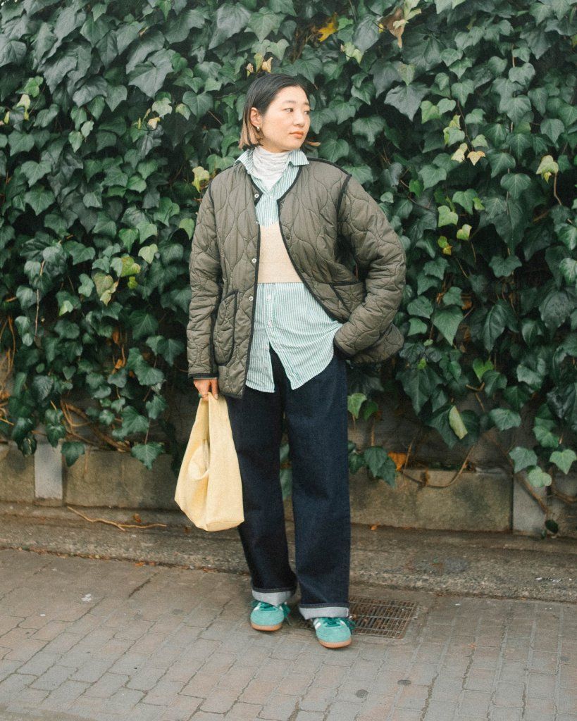 グリーンの《アディダス》サンバをポイントに。大人のデニムスタイル | TRILL【トリル】