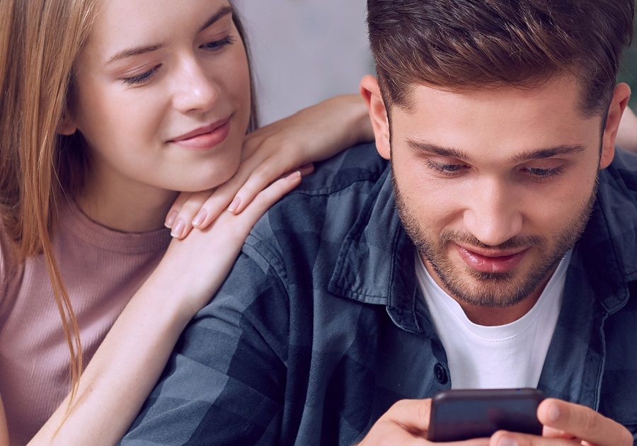 LINEを隠す彼氏は浮気してる…？ 長続きカップルがしている「ベストな解決策」 | TRILL【トリル】