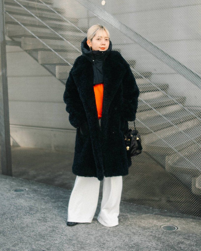 付け襟ならぬ“付けフード”！モノトーンコーデにカジュアルさをON | TRILL【トリル】