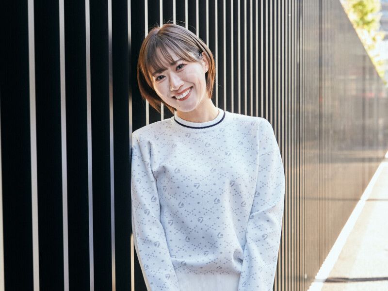 「飛距離220ヤード」人気モデル、美スタイル際立つゴルフウェアを披露！ | TRILL【トリル】