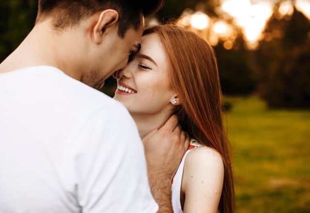 無性に惹かれるんだな。フェロモン出まくりの「女性の仕草」 | TRILL【トリル】