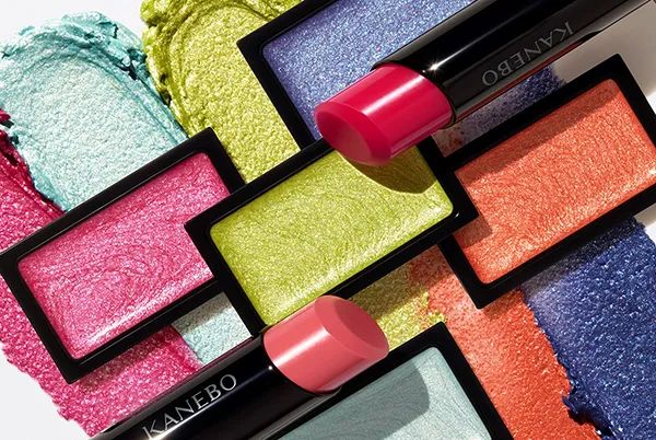 「KANEBO」限定コスメの色味が優勝レベル。在庫切れが続く“人気リップ”＆グロッシーな“アイカラー”に注目 | TRILL【トリル】