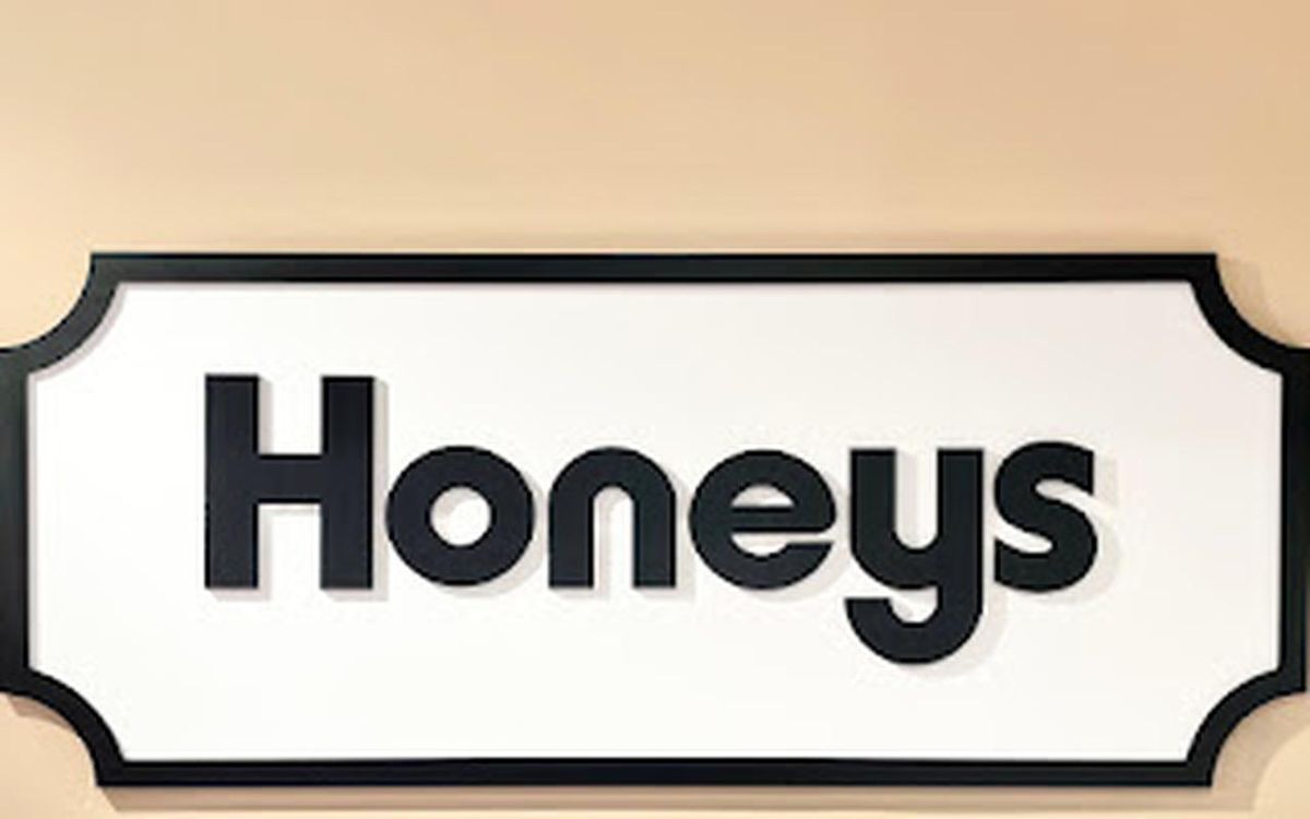 2,000円台でこんなに高見え！【ハニーズ】1枚でサマになる！「タックブラウス」 | TRILL【トリル】