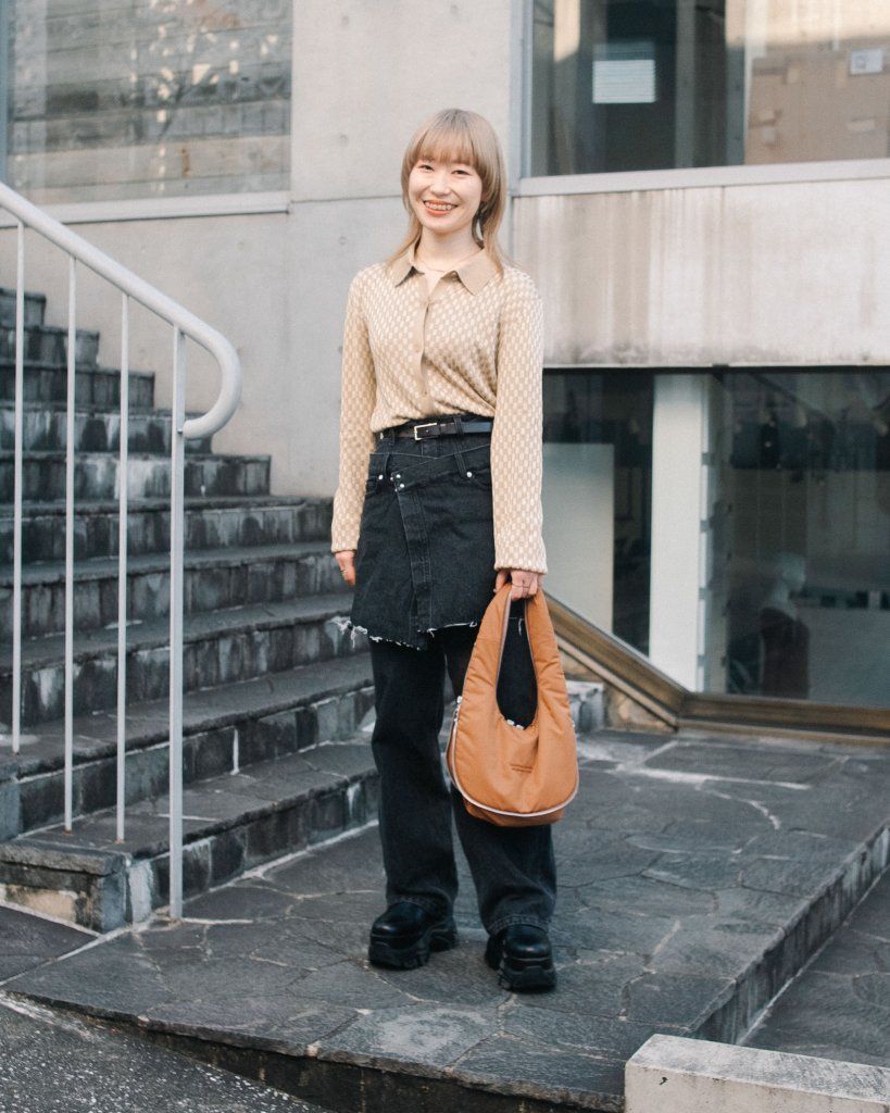 レイヤード風のブラックデニムがアクセント！トップスはコンパクトに | TRILL【トリル】