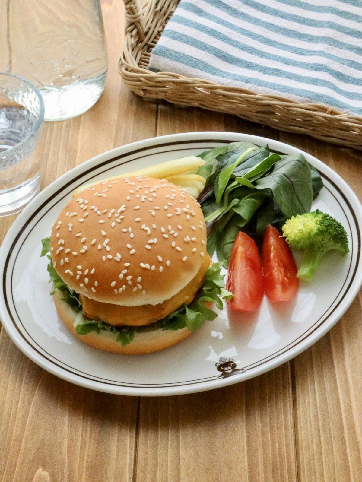 市販バンズ＆袋でこねたタネで作る「おうちハンバーガー」特別感100％ランチレシピ | TRILL【トリル】