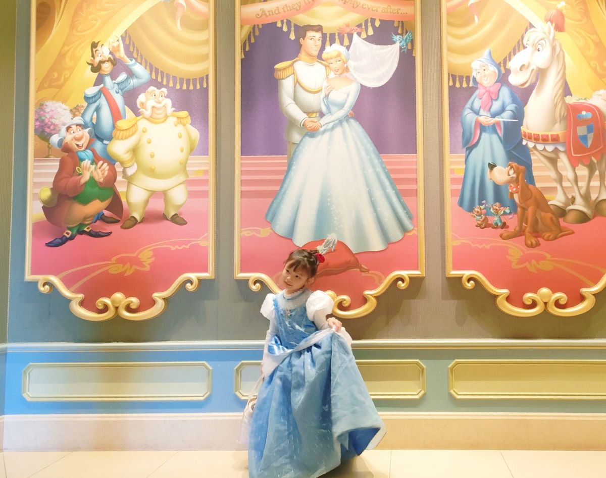 ステキ体験！シンデレラのドレスを着てディズニーランドのお城へ | TRILL【トリル】