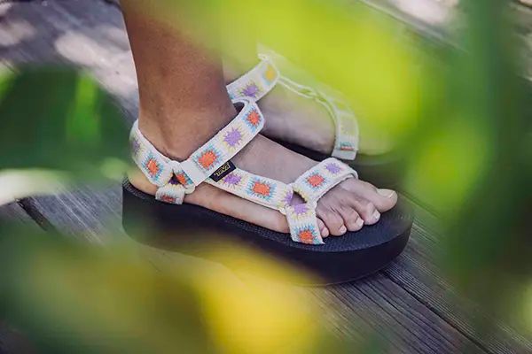 レトロなかぎ針編みに一目惚れ。ヴィンテージニットをイメージした「Teva」新作サンダルでお出かけ欲を高めよ | TRILL【トリル】