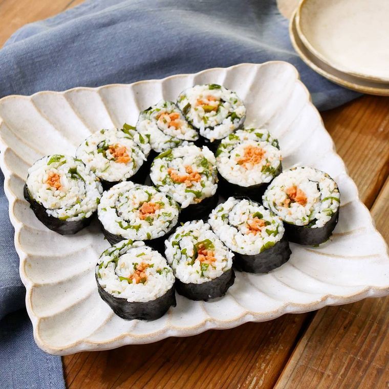 一度にたくさん作れて便利！鮭とわかめのくるくるおにぎり | TRILL【トリル】