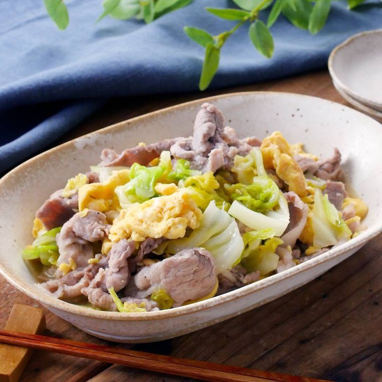 ふんわり卵がおいしい。春キャベツと豚肉の中華炒め | TRILL【トリル】