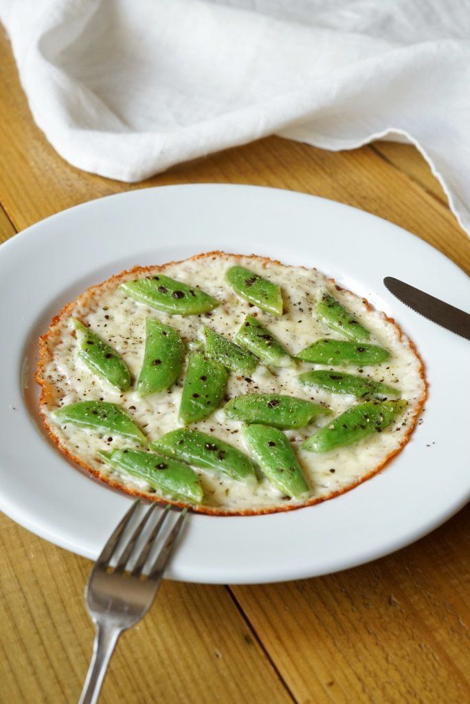 【フライパン1つでできる簡単レシピ】スナップエンドウのチーズガレット【料理家 あやかの旬野菜を使ったアペロおつまみ vol.10 〜レシピで旅するヨーロッパ〜】 | TRILL【トリル】