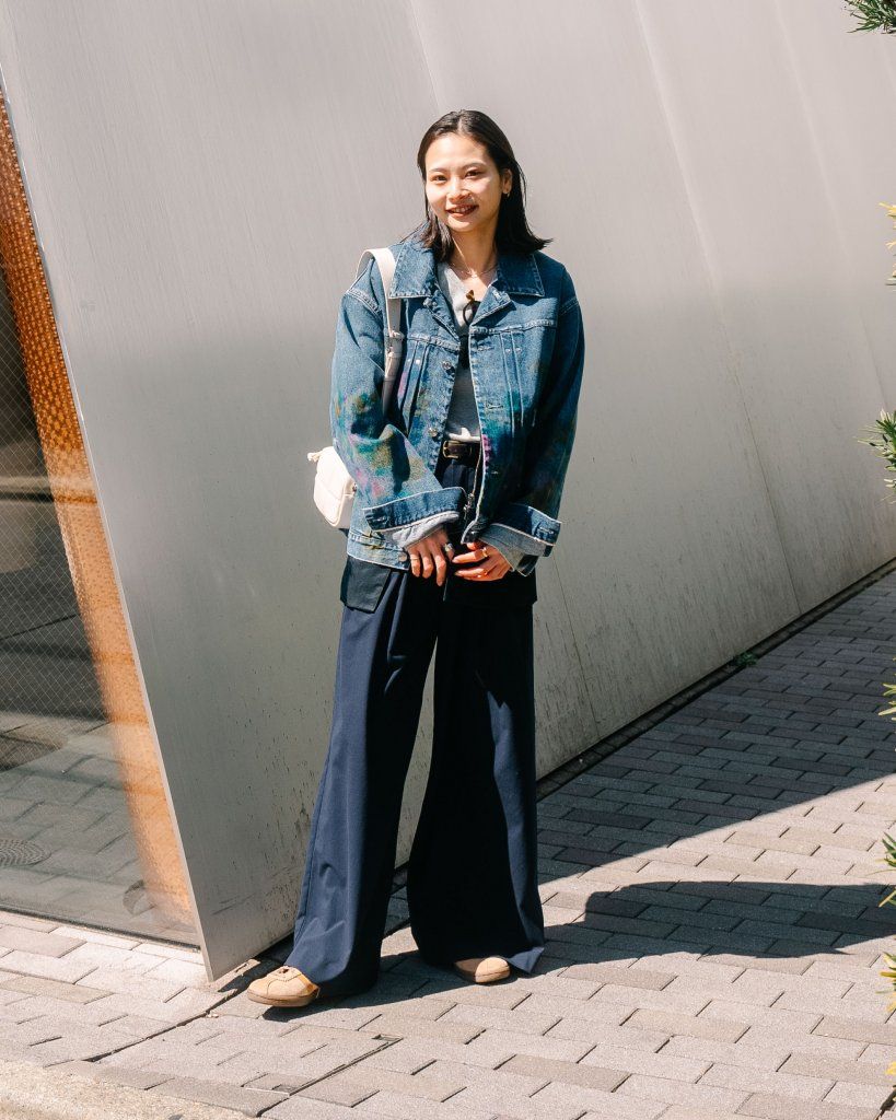 POPなプリントデニムが主役！ワイドパンツでゆるっと春コーデ | TRILL【トリル】