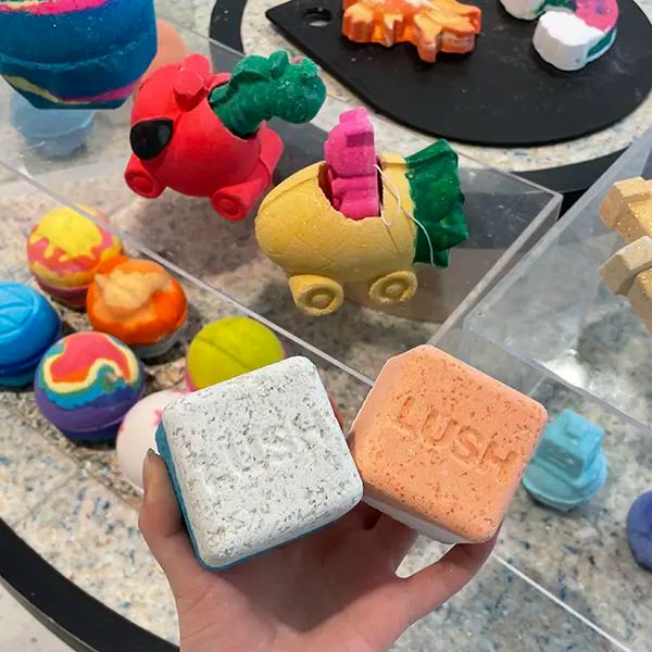 LUSH初“水風呂バスボム”が気になる！世界バスボムデーをお祝いするわくわく×癒しのアイテムたちをゲットして | TRILL【トリル】