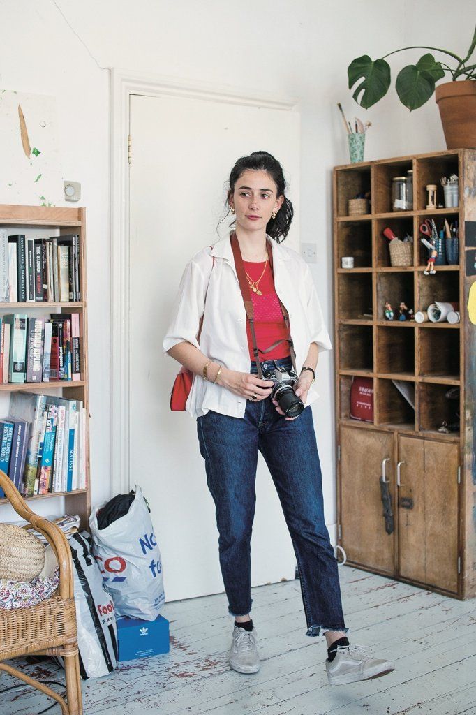 デニムと白シャツのコーデはインナーを華やかに！シンプルコーデのテクニック | TRILL【トリル】