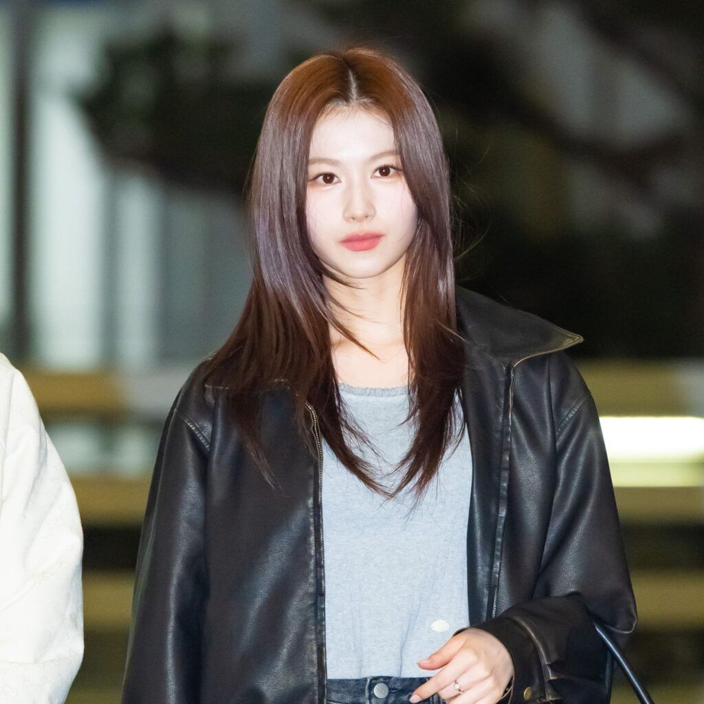 【TWICE サナ】ミニ丈×バイカーブーツの上品な空港ファッション | TRILL【トリル】