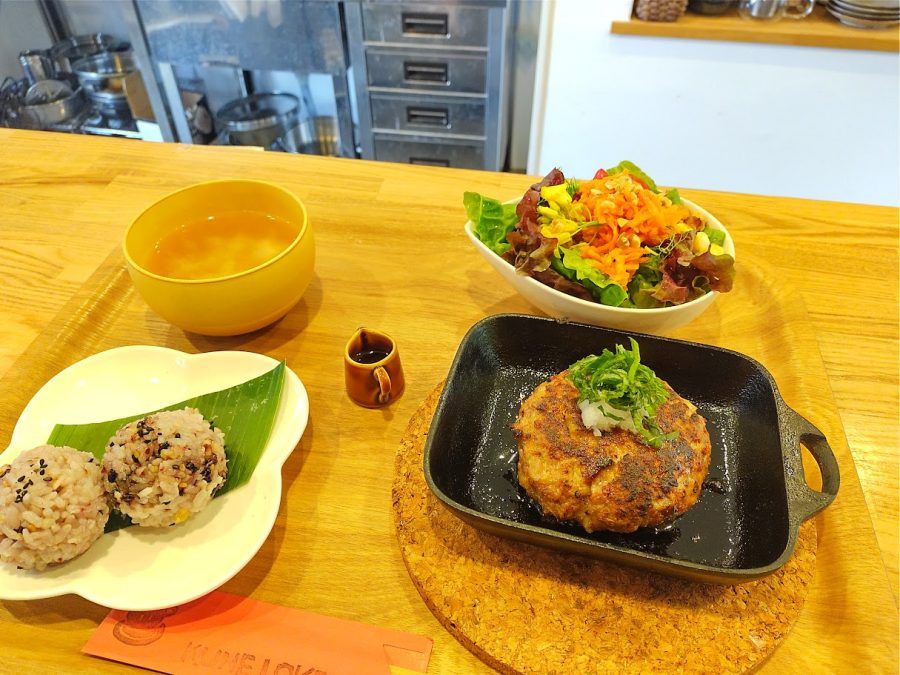 【箕面】隠れ家カフェ「クーネロコ」の南部鉄器で焼くあつあつジューシーハンバーグランチ！ | TRILL【トリル】