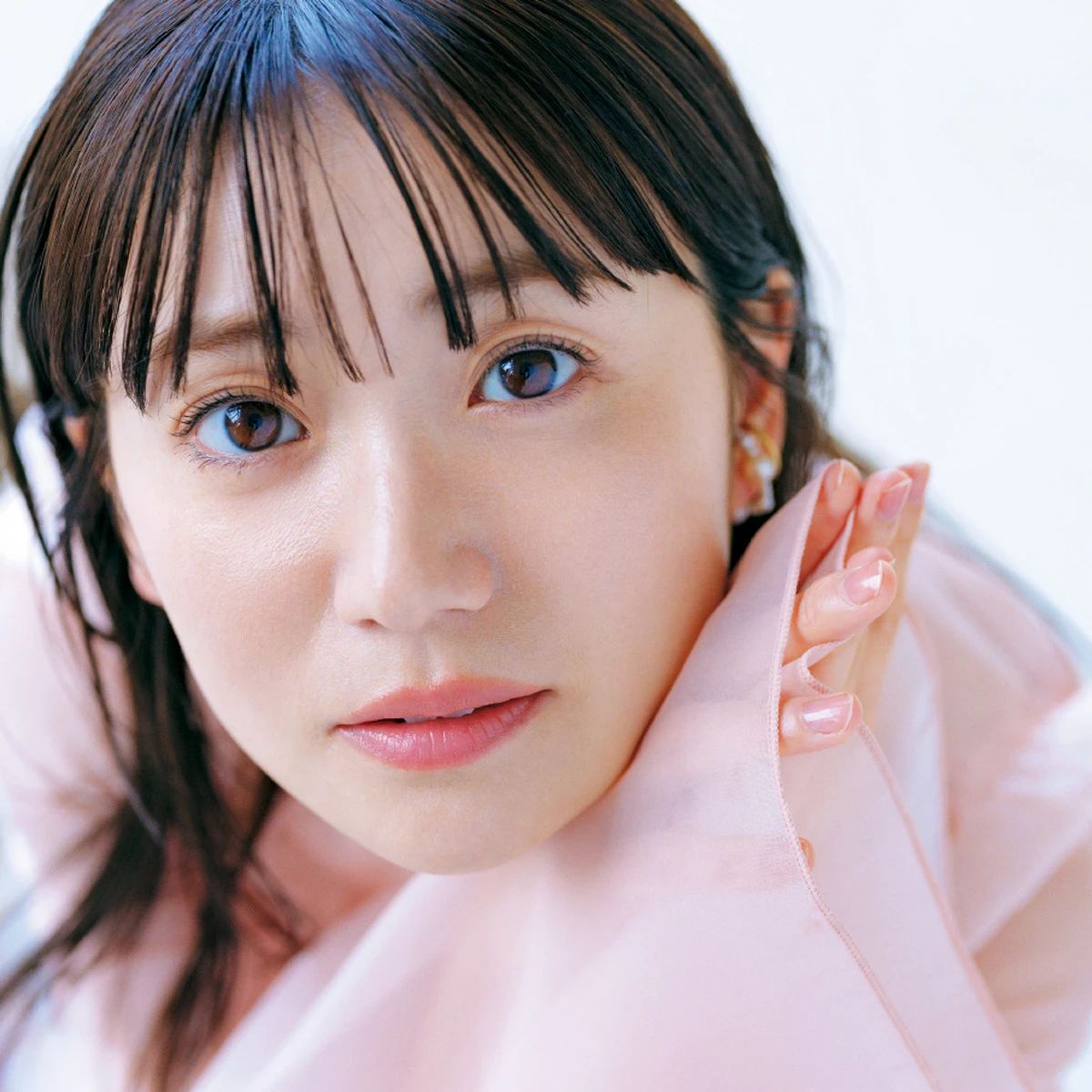 大島優子さんのタイパ美容。やっと出合えた本命リップ、AKB時代から愛用のコスメも | TRILL【トリル】