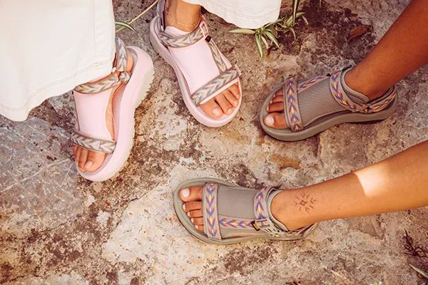 「Teva」誕生40周年！1980～2010年代までのモデルをリデザインした、カラフル＆モダンなサンダルが大集合 | TRILL【トリル】