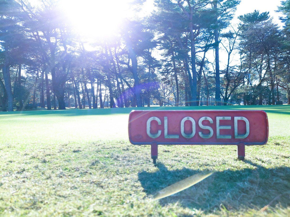 グリーンが穴だらけ！？ 大事なエアレーション作業って何？ | TRILL【トリル】