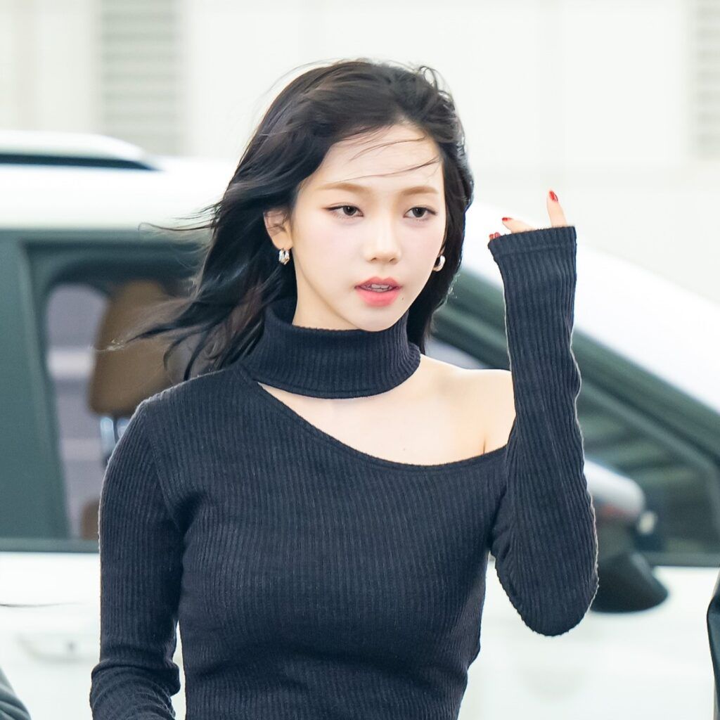 【aespa カリナ】肌見せでメリハリ！大人の全身ブラックコーデ | TRILL【トリル】