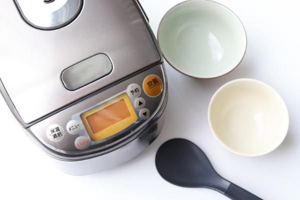 炊飯器でやってはいけないNG行動！保温より新たに炊飯したほうがお得？ | TRILL【トリル】