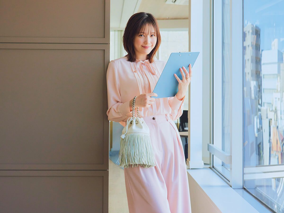 本田翼さんのOLコーデ！通勤パンツルックをピンクでブラッシュアップ | TRILL【トリル】