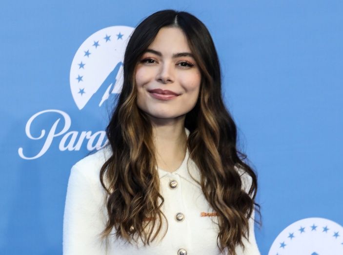 ストーカーが自宅前を燃やし拳銃自殺、人気セレブが自宅は安心できないと話す | TRILL【トリル】