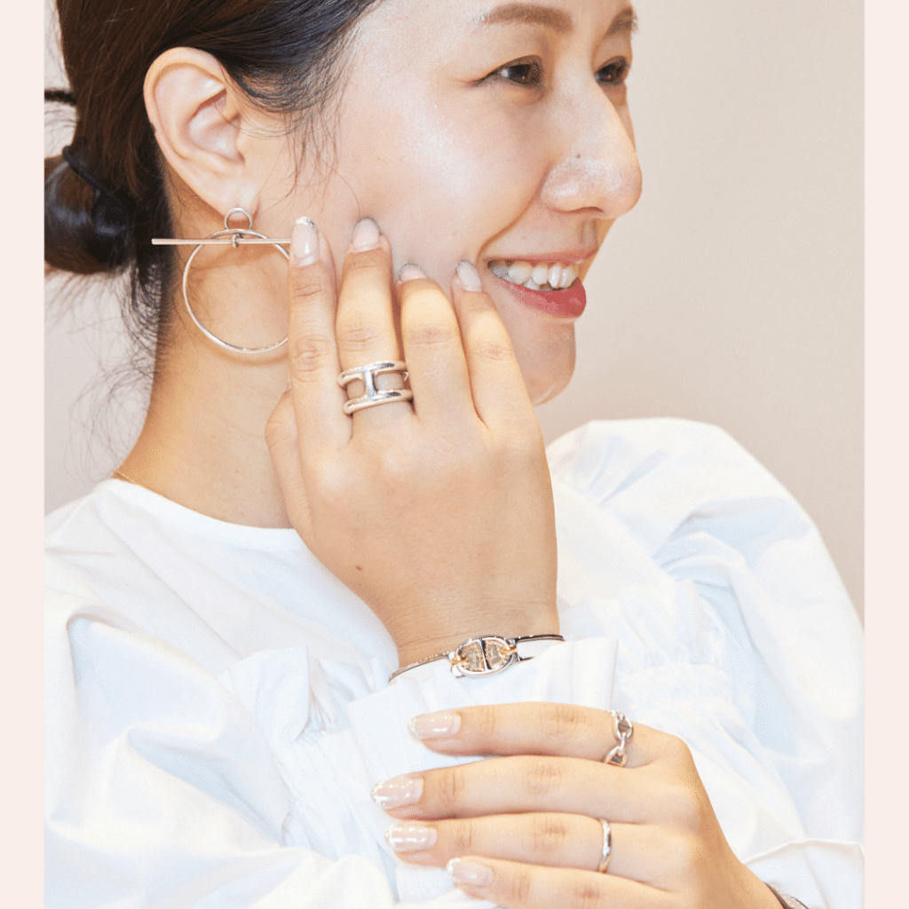【シルバージュエリーSNAP】エルメス＆ティファニーが人気！重ね付けのコツは？ | TRILL【トリル】