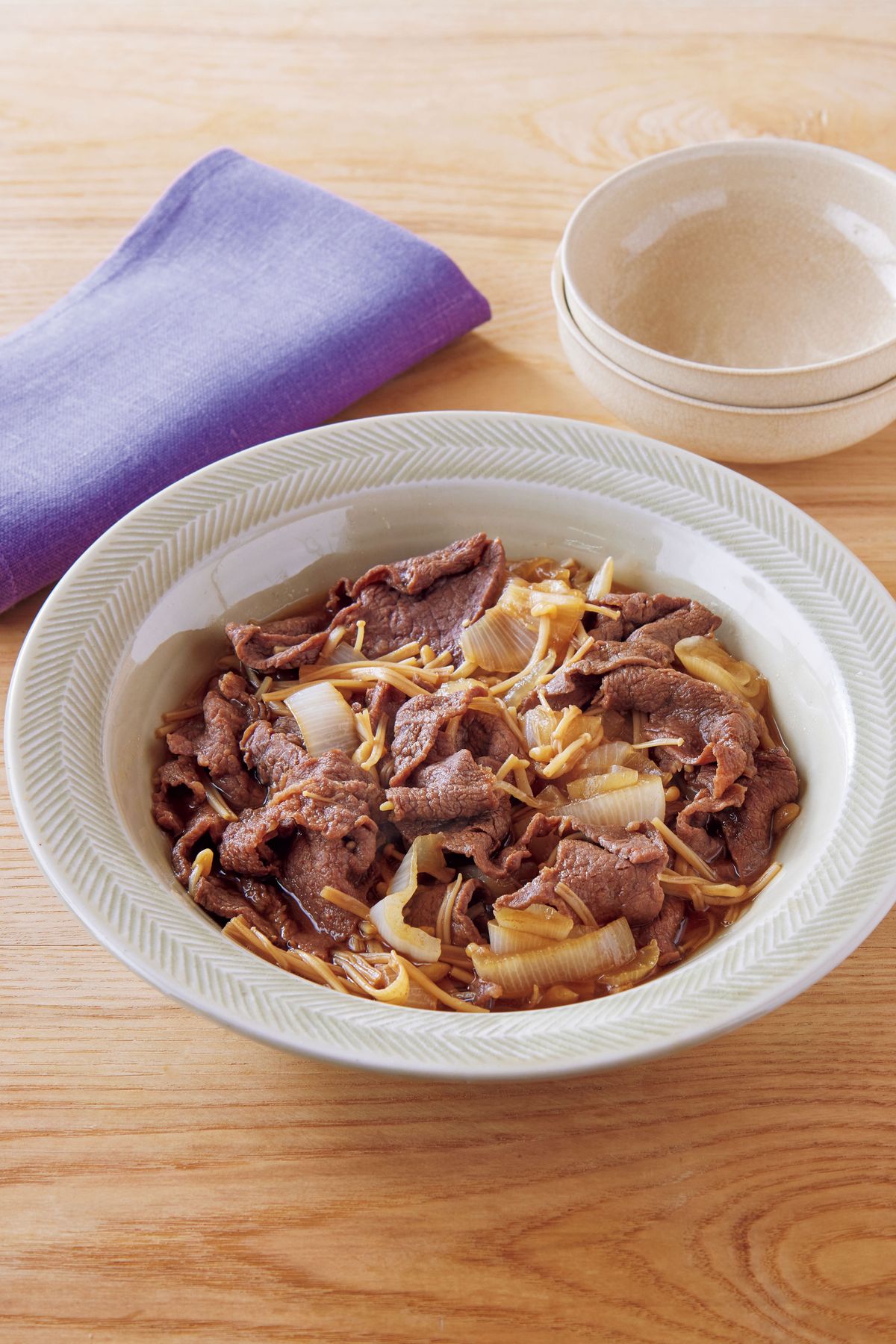 材料3つで簡単、おいしい『牛肉と新玉ねぎのすき煮』のレシピ【10分ほったらかしでOK】 | TRILL【トリル】