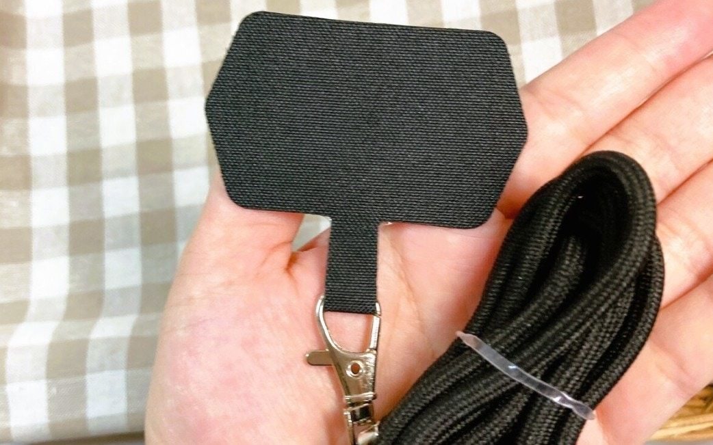 運動会でスマホ撮影がラクラクに【セリア】手ぶらOK・取付簡単の便利ストラップを見つけた | TRILL【トリル】