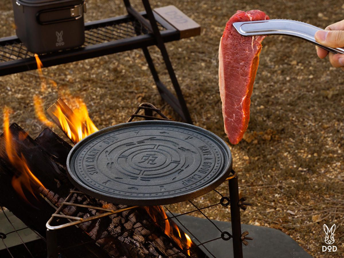 「マンホールの上で肉を焼く？」DODのユニーク鉄板がアツい！ | TRILL【トリル】