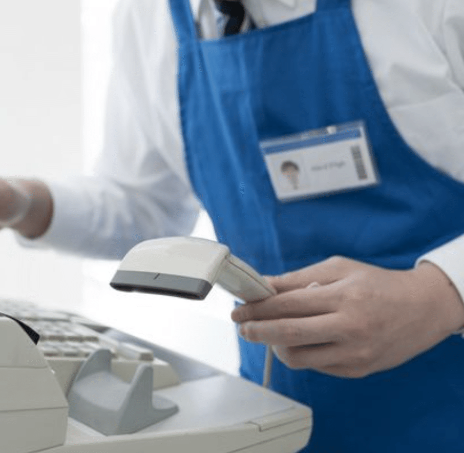 「店員の名札」廃止すべきでは？ カスハラの温床に「恐ろしい」「本名書いてた」 | TRILL【トリル】