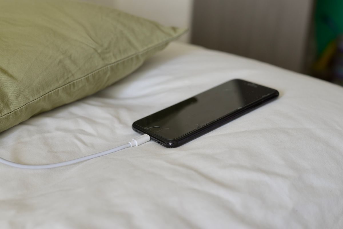 「寝ている時に充電したままはNG」って本当？【iPhone】意外と知らない“充電”の新常識 | TRILL【トリル】
