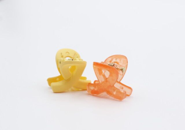 ダイソーさん小さすぎるよ…！まるでミニチュアなのにちゃ～んと使えるヘアクリップ | TRILL【トリル】