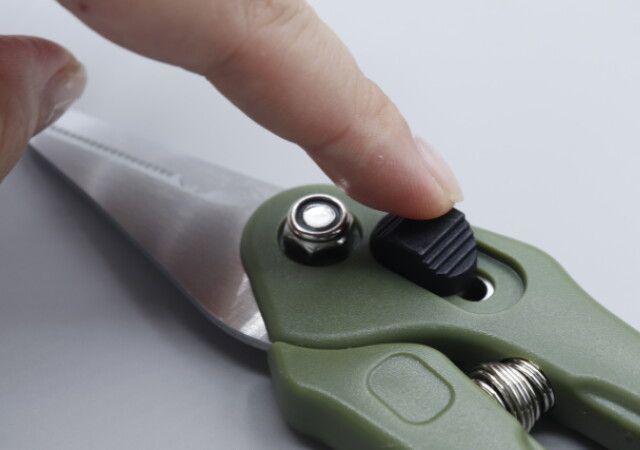 ダイソーで200円とは思えない！軽い力でサクサク切れる♡専用ハサミが優秀でした | TRILL【トリル】