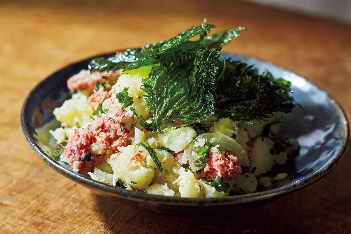 大葉好きは即作るべき！『カリカリ青じそとコンビーフのポテサラ』のつまみレシピ【大葉大量消費】 | TRILL【トリル】