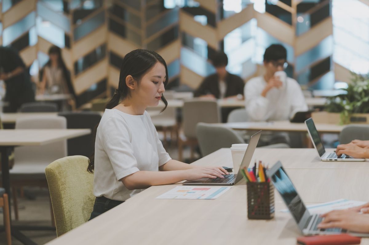 職場の「フリーアドレス」実際どうなの？SNSでリアル“賛否”続々「苦手な人と距離を置けていい」「結局、席が固定される」 | TRILL【トリル】