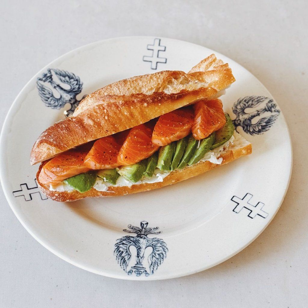 間違いないおいしさ！定番アボカドサーモンサンドの作り方【パン好きなsumire.のバゲットサンドのレシピ vol.19 〜レシピで旅するヨーロッパ〜】 | TRILL【トリル】