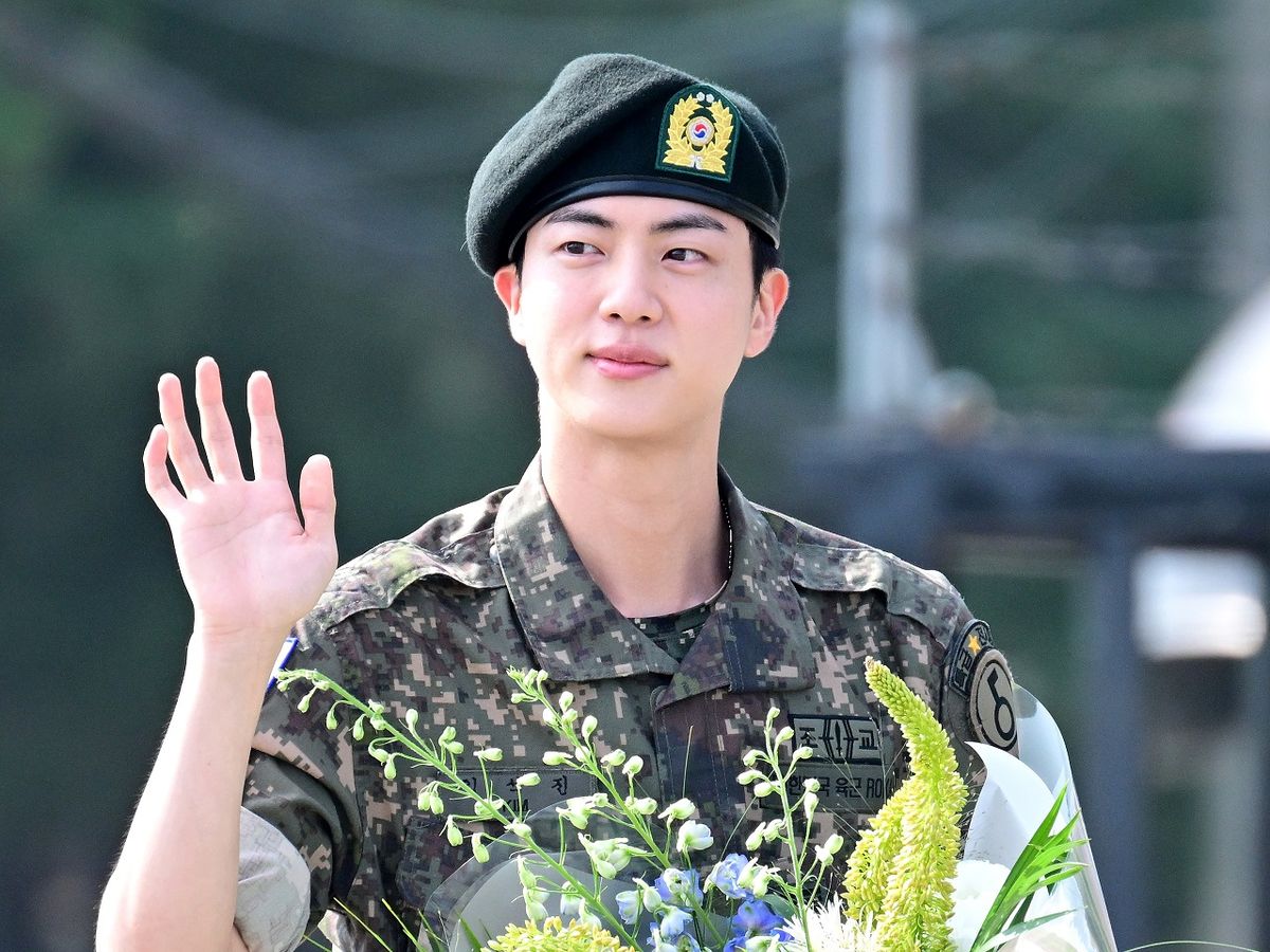 ついにBTS・JINが1年6カ月の兵役を終えて除隊！メンバーの祝福のなかで叫んだ「ARMY、アンニョン」 | TRILL【トリル】