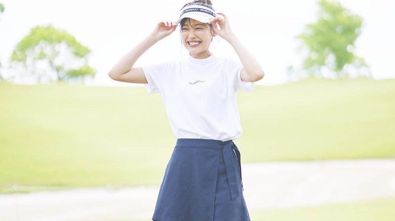 【ar golf】夏のラウンドにはリネン素材の涼しげミニスカ♡ 究極の美脚見えが叶う徹底された形が神！ | TRILL【トリル】