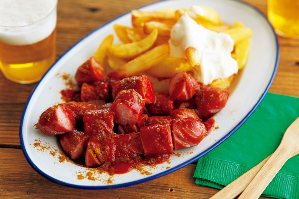 ビールと相性抜群！ ドイツの定番おつまみ「カリーヴルスト」のレシピ【ソーセージで】 | TRILL【トリル】