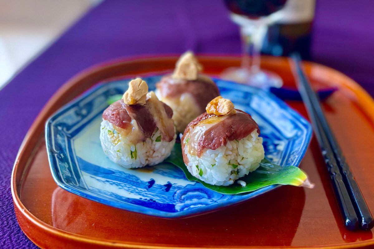 ゲストが喜ぶおもてなしの一品、鴨の燻製とフォアグラの手まり寿司。 | TRILL【トリル】