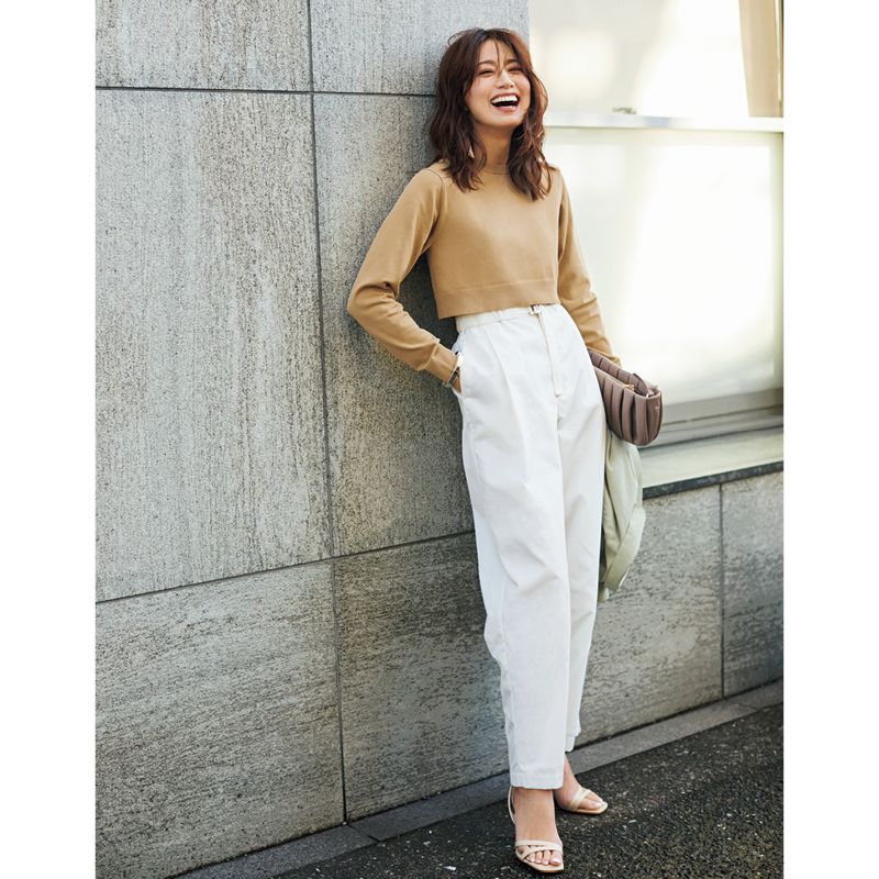 今年買う【白パンツ】はナイロン素材で更新感！ウエスト位置高めでスタイルアップも | TRILL【トリル】