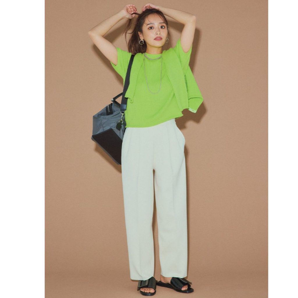 夏の【白パンツ】は鮮やかトップスで垢抜ける！視線UPで着やせ効果も | TRILL【トリル】