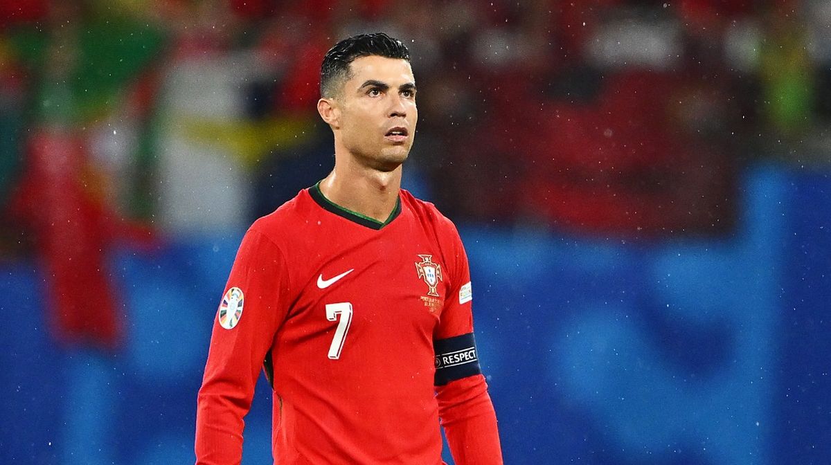 39歳ロナウド、EUROのキックオフ前に完全な反則プレー！「あれは何だったんだ！異例の行動」と話題 | TRILL【トリル】